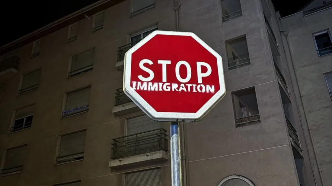 Des panneaux "Stop immigration" vandalisés dans l’ouest lyonnais