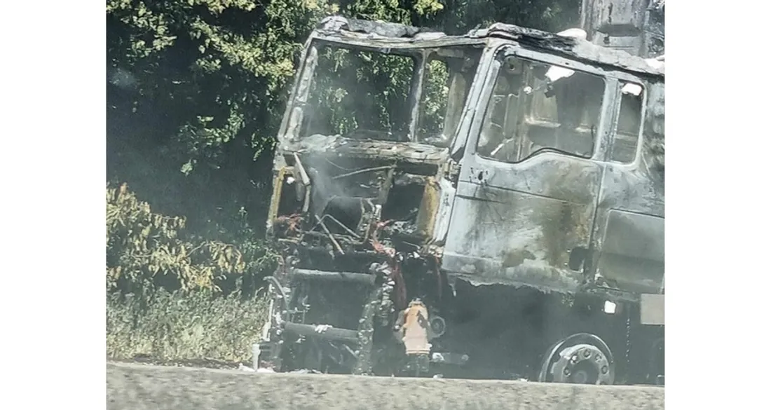 EVASION - Un poids-lourd s'enflamme sur l'A104, la circulation paralysée