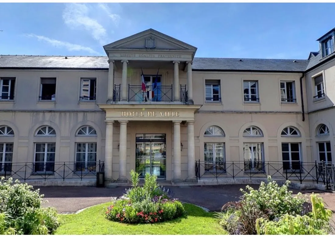 EVASION - Les affiches d'un candidat à la mairie de Chelles taguées