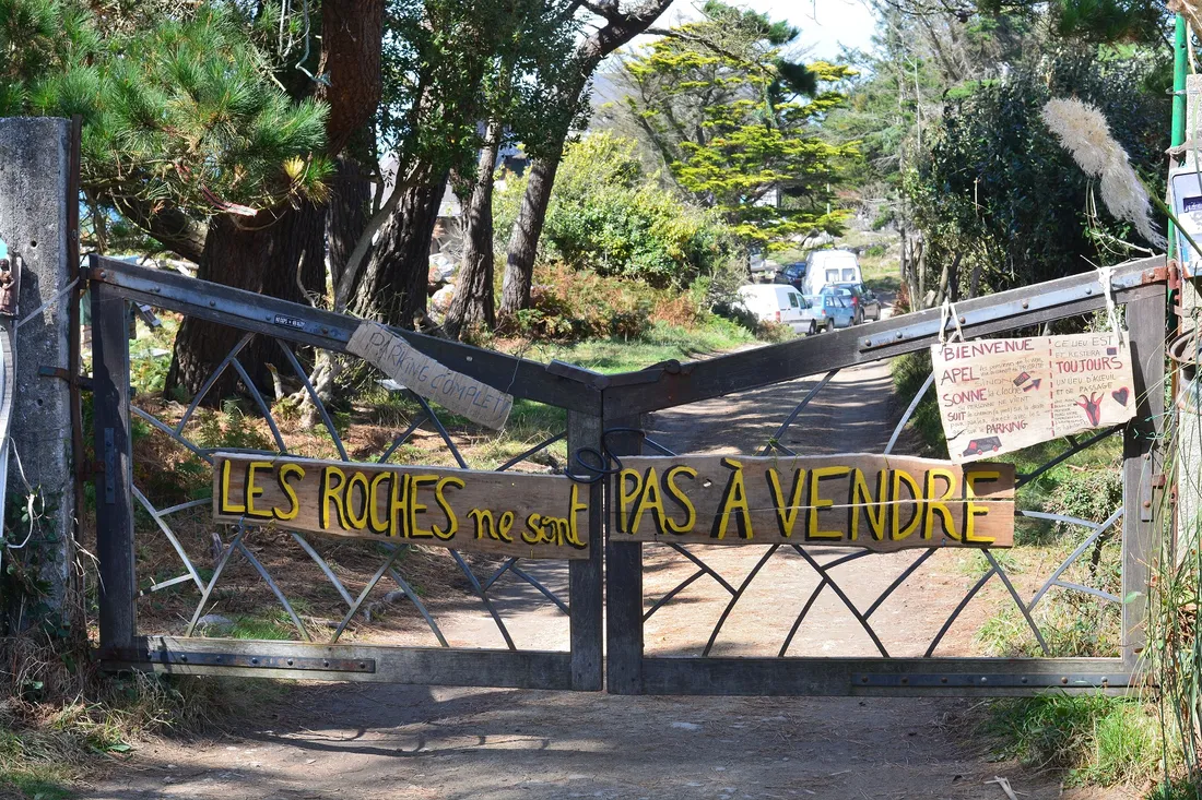 Levée de bouclier chez les occupants des Roches Blanches, à Douarnenez ...