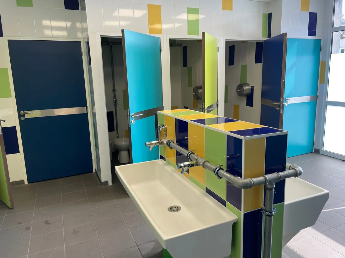 Dans ces collèges sarthois, les toilettes sont mixtes