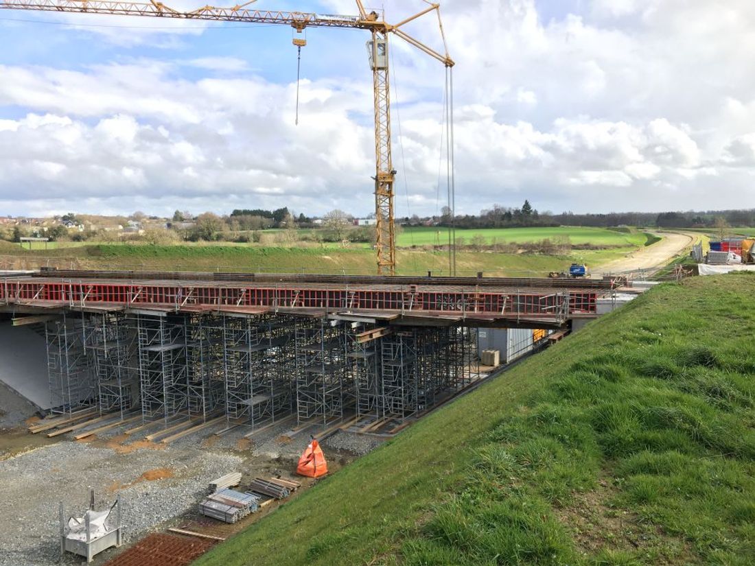 Cossé-le-Vivien. La deuxième voie du contournement, reliant la route de ...