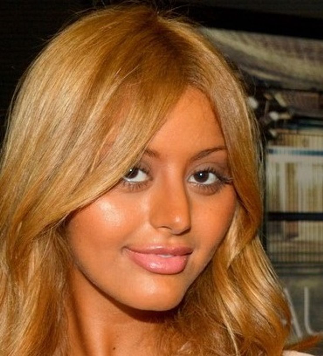 Quand Zahia Se Rend Topless à Une Soirée Photo