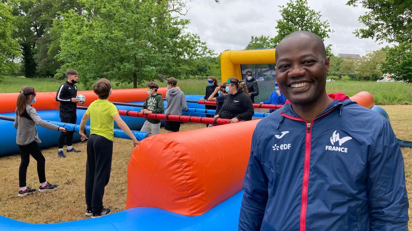 150 collégiens de Maine-et-Loire découvrent le cécifoot