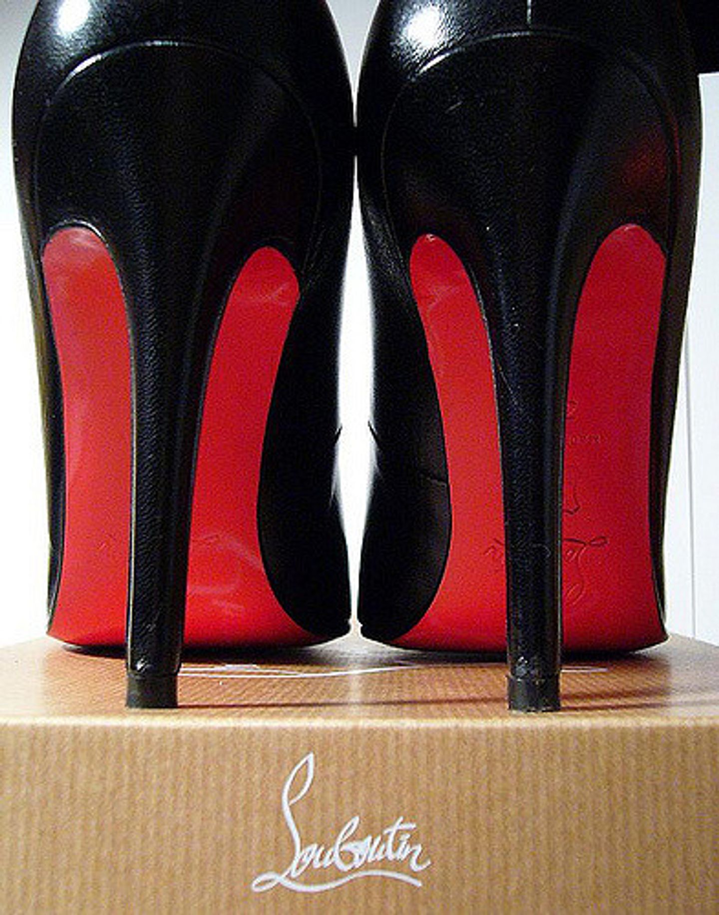Christian Louboutin n’a plus le monopole des semelles rouges ! - VIBRATION