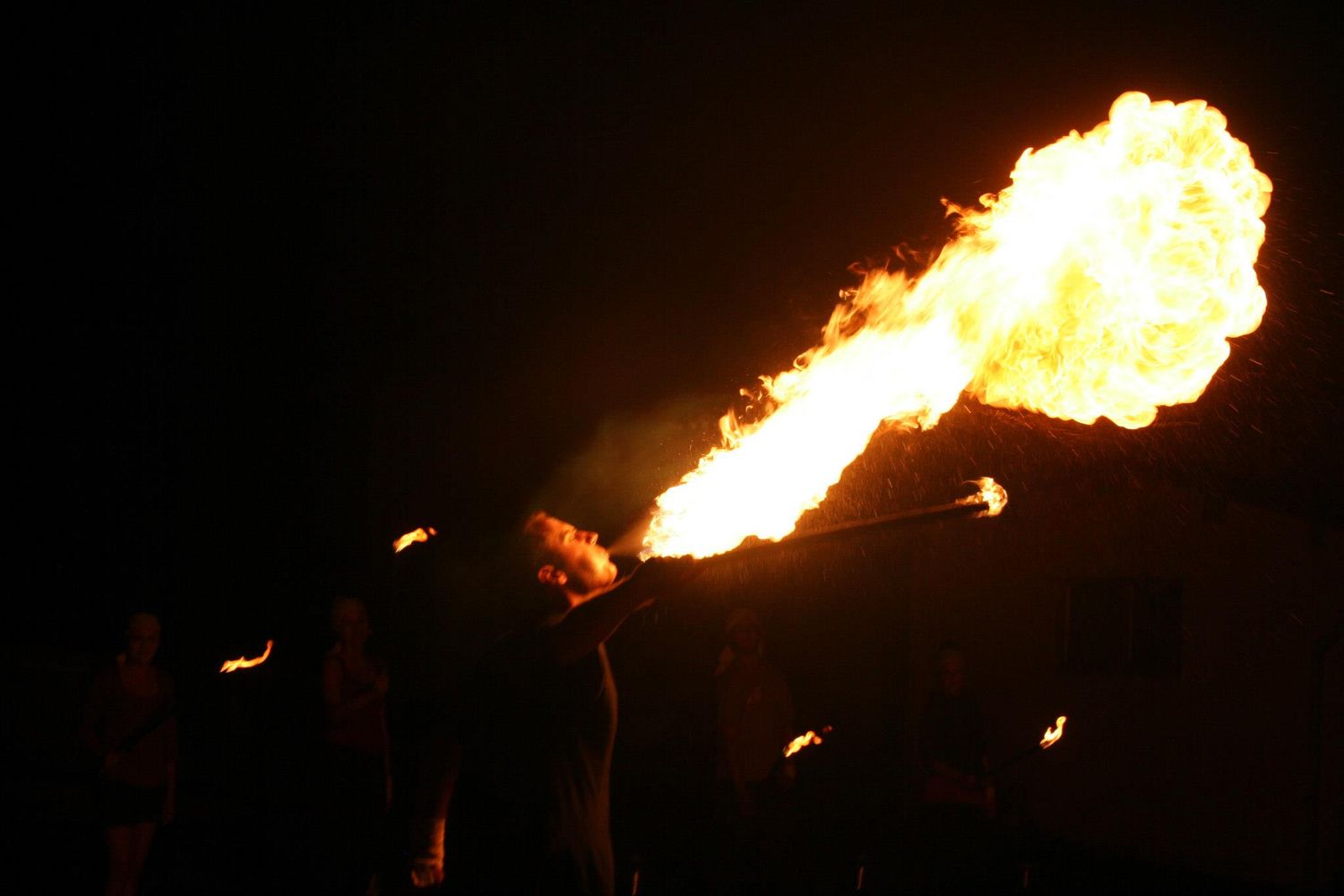 Lorraine : une femme se brûle le visage en crachant le feu