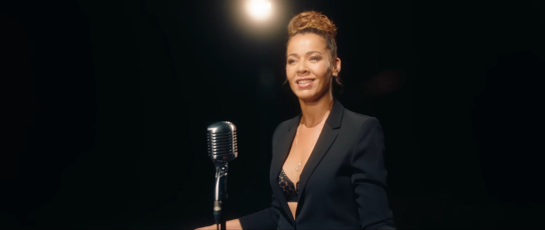 Découvrez le clip de Chimène Badi qui reprend Piaf