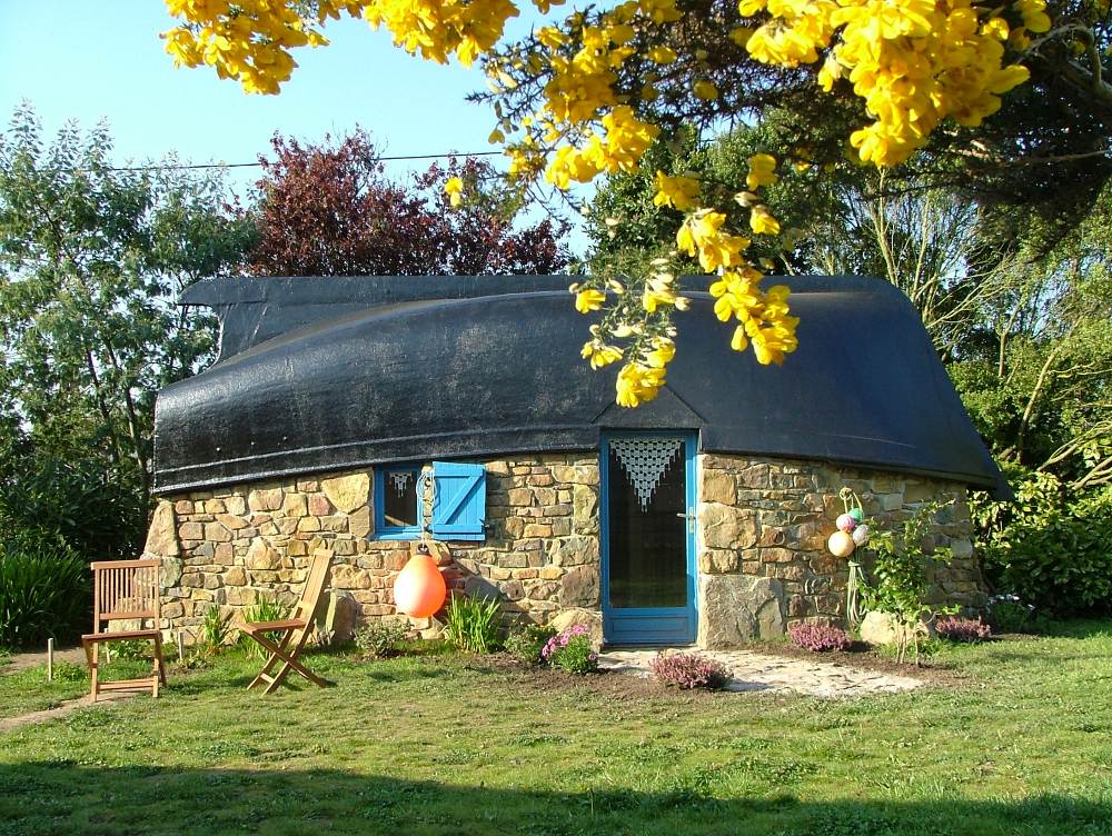 Carte Postale : Des maisons avec une coque de bateau retournée à la ...